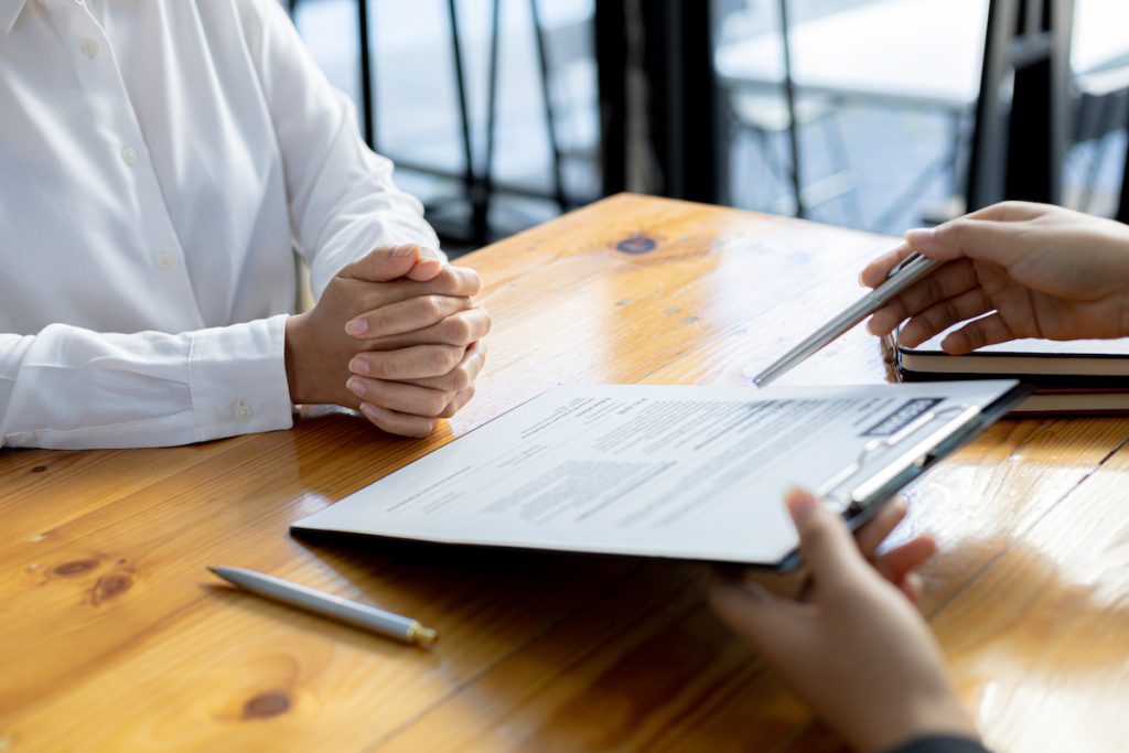 Formulario I-9: ¿Qué es y cómo completarlo? | Trámites USA