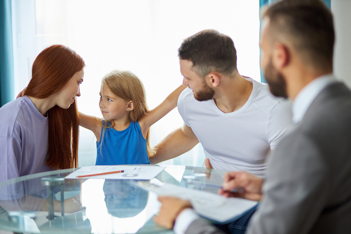 ¿Qué debes hacer para exigir la manutención de tu hijo/a? – Trámites USA